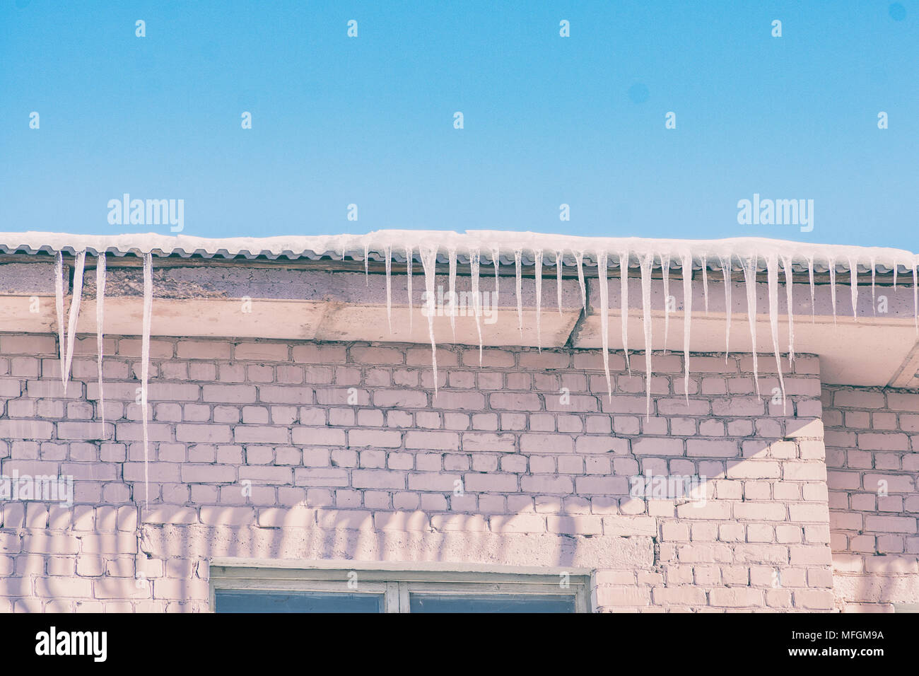 Icicles hanging from the roof Stock Photo - Alamy