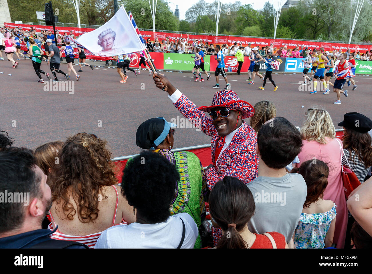 Members of public support the runners of the Virgin Money London ...