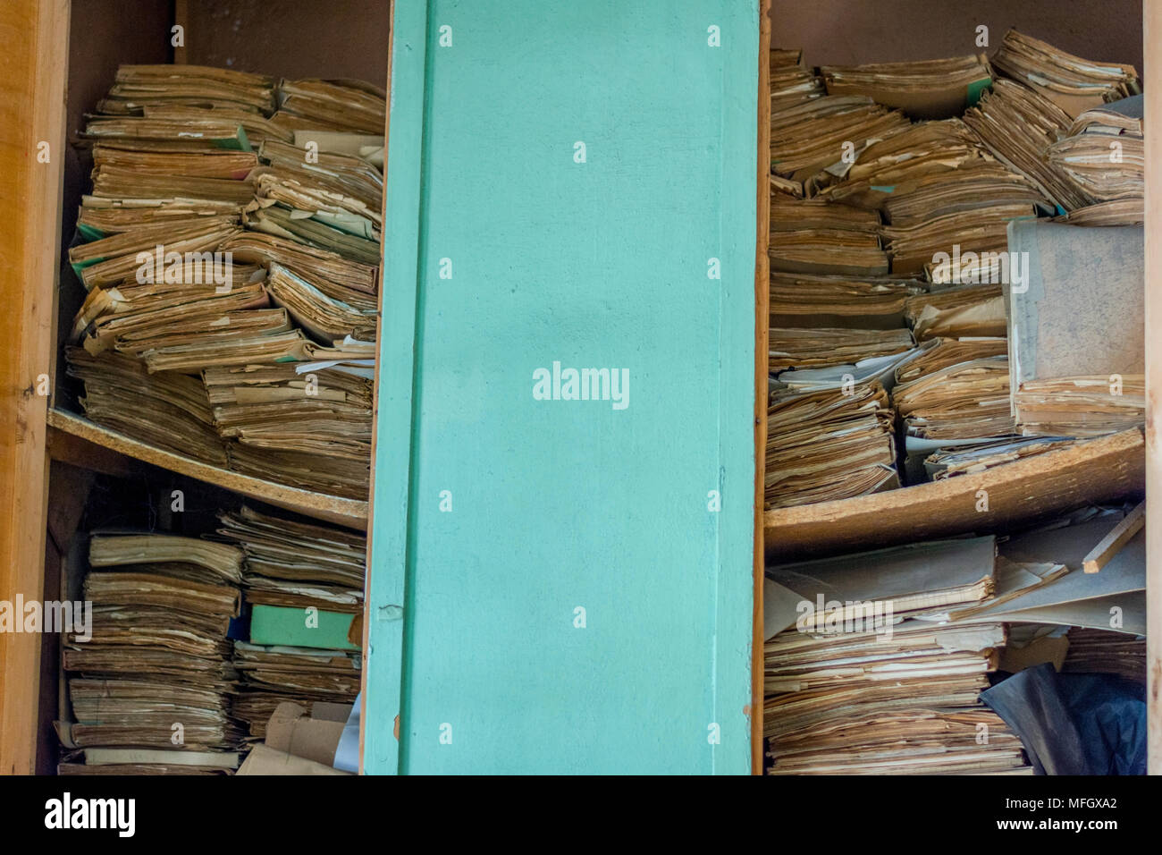 Luggage falling hi-res stock photography and images - Alamy