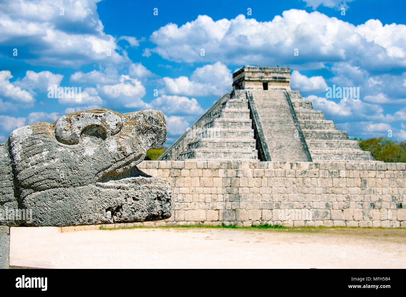 The most remarkable structure in Chichen Itza mayan archaeological site ...