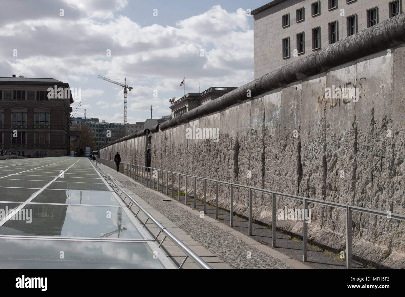 Fall berlin wall statue hi-res stock photography and images - Alamy