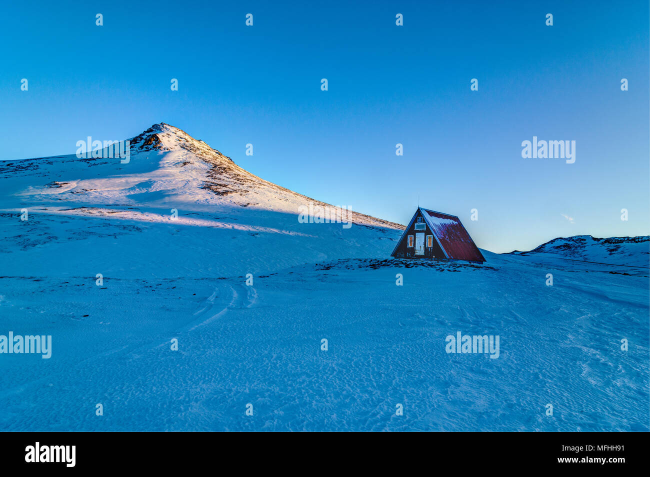 Emergency winter shelter hi-res stock photography and images - Alamy