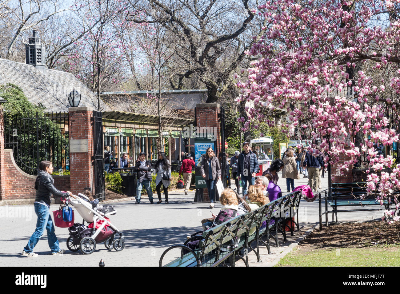 Central park zoo entrance hi-res stock photography and images - Alamy