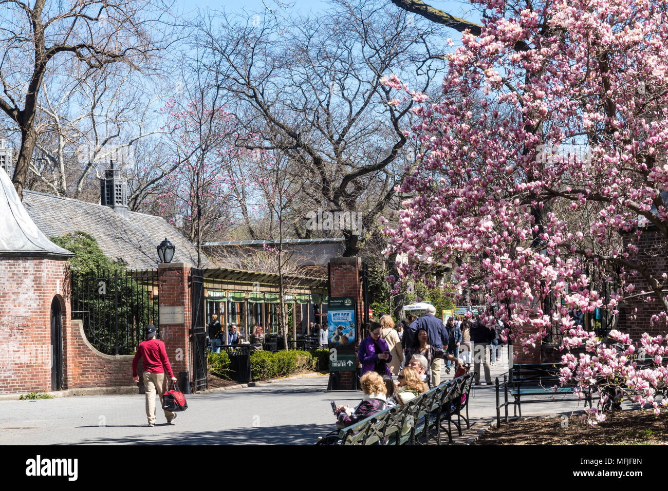Central park zoo entrance hi-res stock photography and images - Alamy
