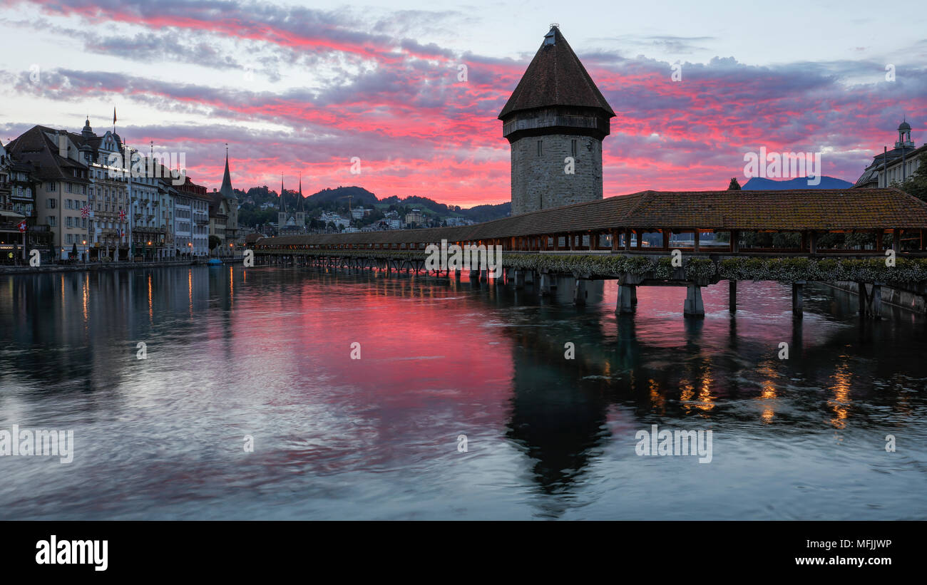 Sunrise view of the Kapellbrucke (Chapel Bridge) in Lucerne ...