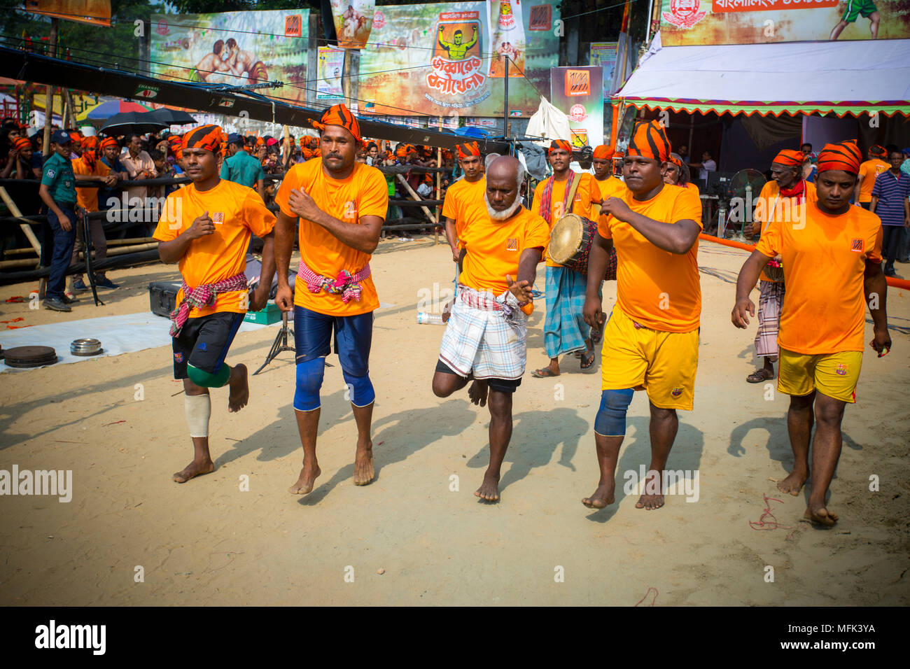 Chittagong, Bangladesh. 25th April 2018. This 108-year-old Boli Khela ...