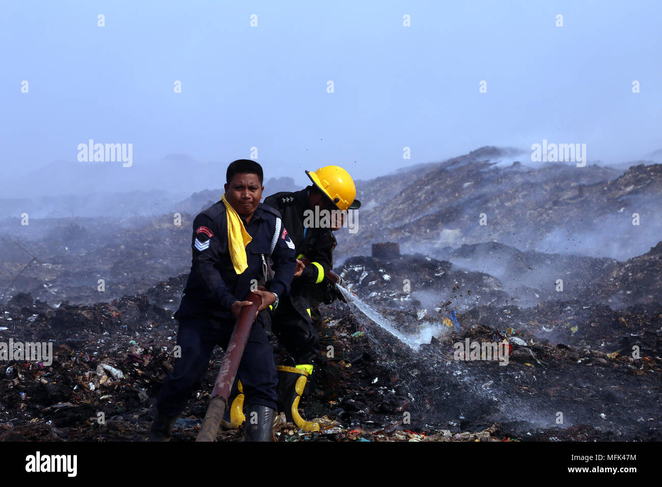 Yangon, Myanmar. 26th Apr, 2018. Firefighters try to extinguish a fire ...