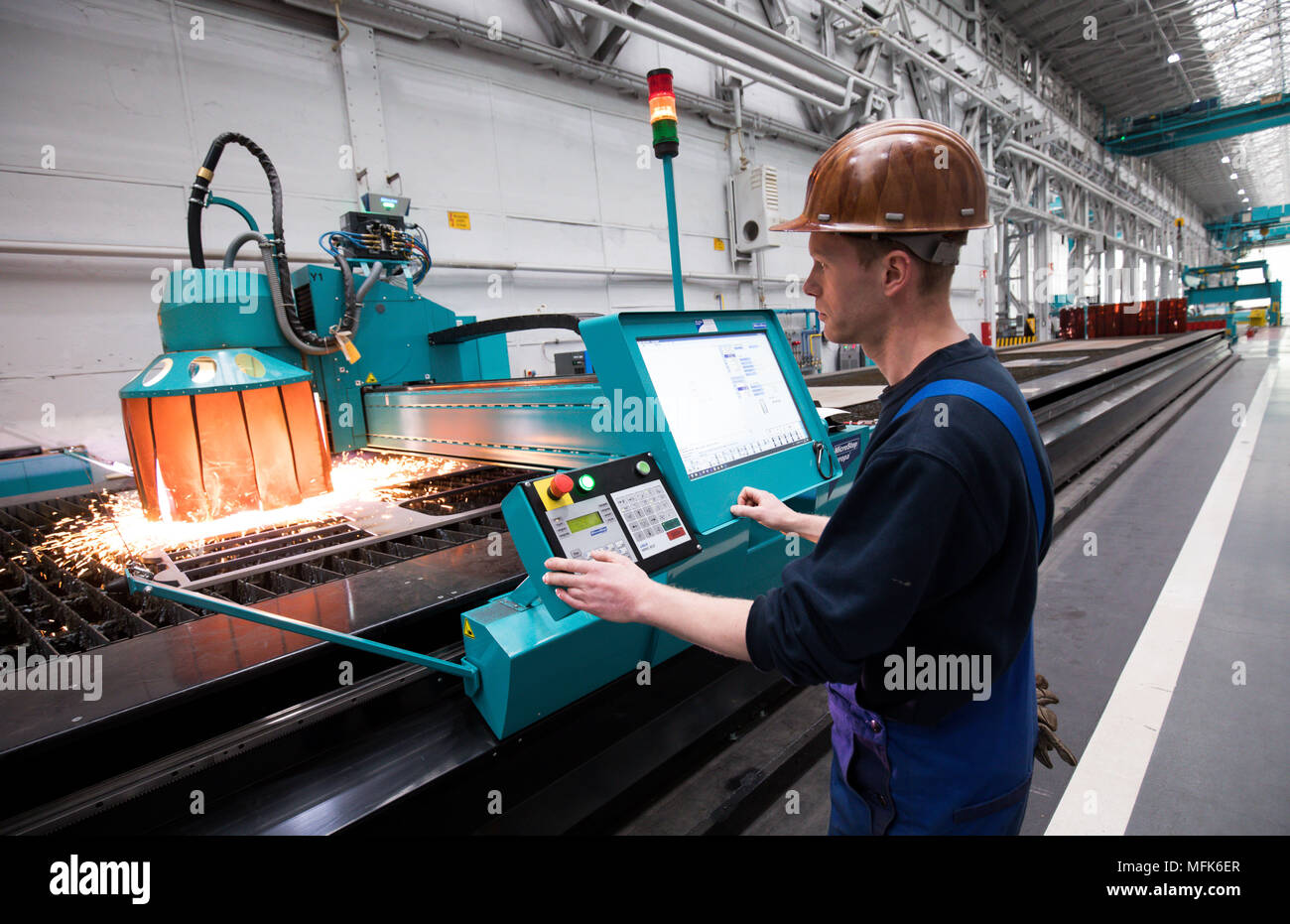 26 April 2018, Hamburg, Germany: Oliver Niehoff, machine operator ...