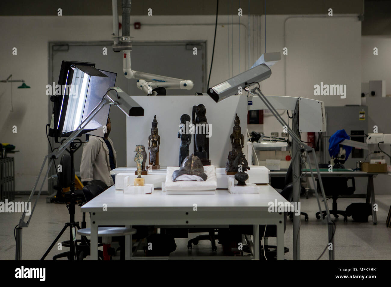 Giza, Egypt. 26th Apr, 2018. Ancient Egyptian artifacts are seen inside ...