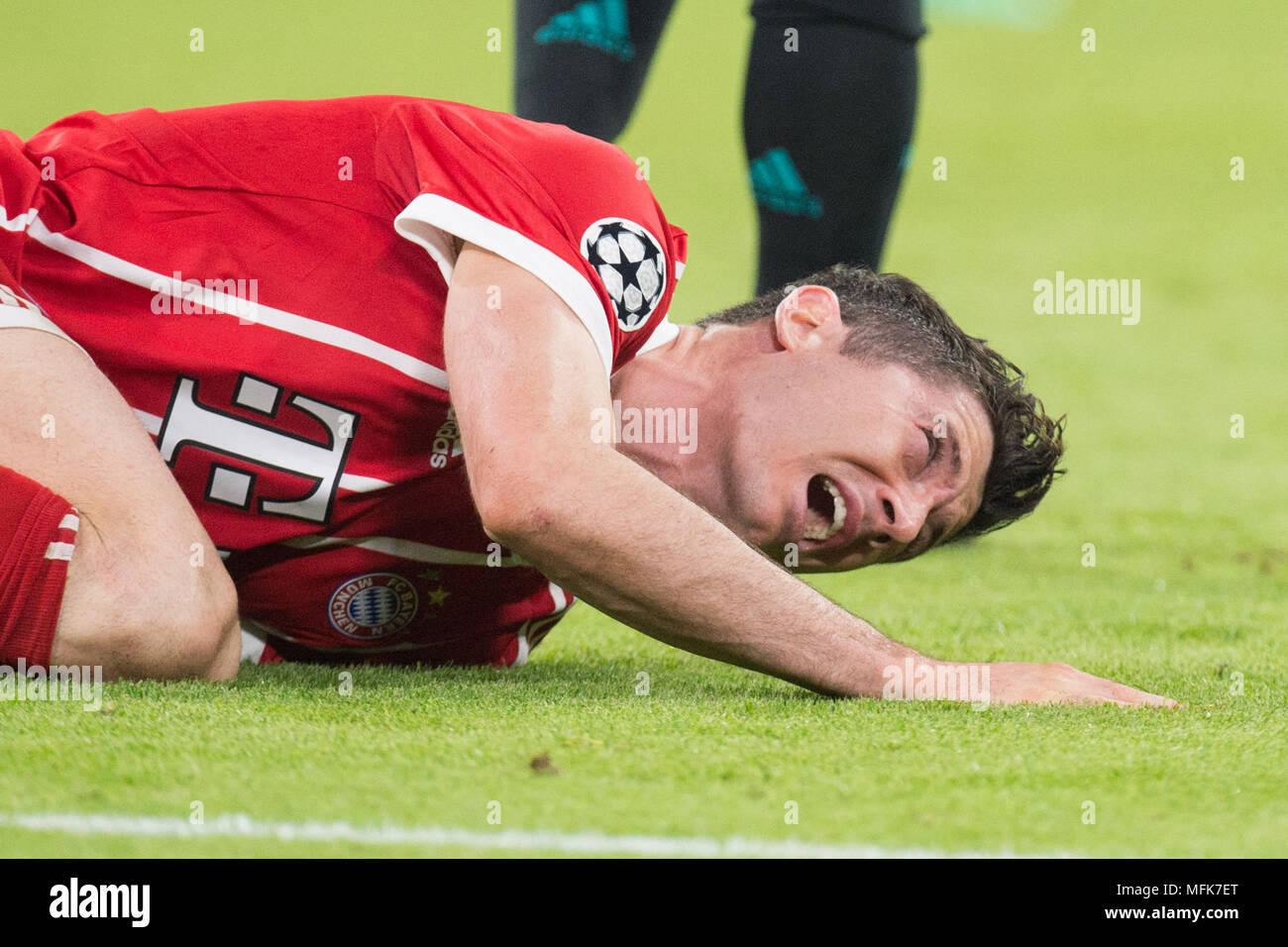 Robert LEWANDOWSKI (M) is in pain on the pitch, pain, injury, injury ...