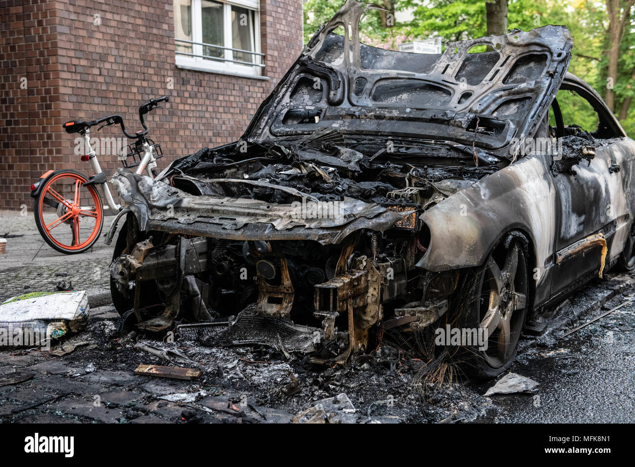 26 April 2018, Germany, Berlin: A burned-out Mercedes on Alte ...