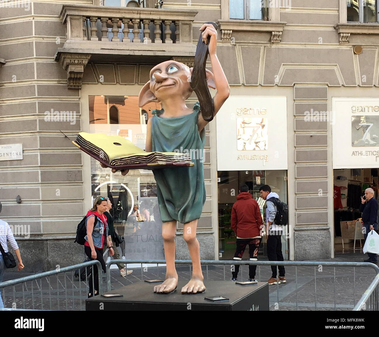 Milano, Dobby elfo domestico del mondo di Harry Potter Grande curiosità ...