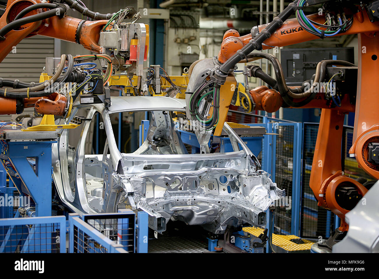 FILED - 24 April 2018, Germany, Cologne: Robots assembling a vehicle ...