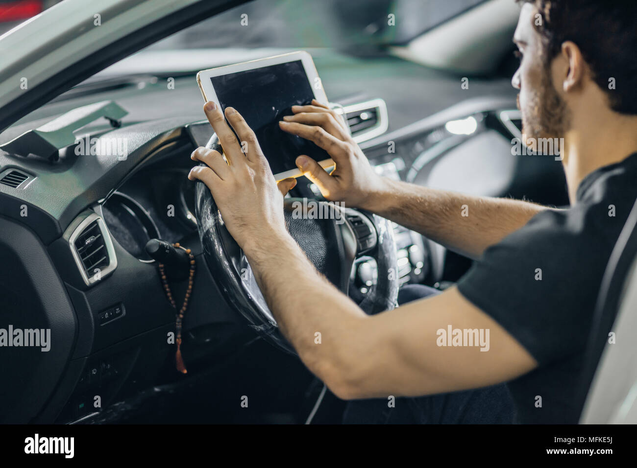 Manual pointing laptop hi-res stock photography and images - Alamy