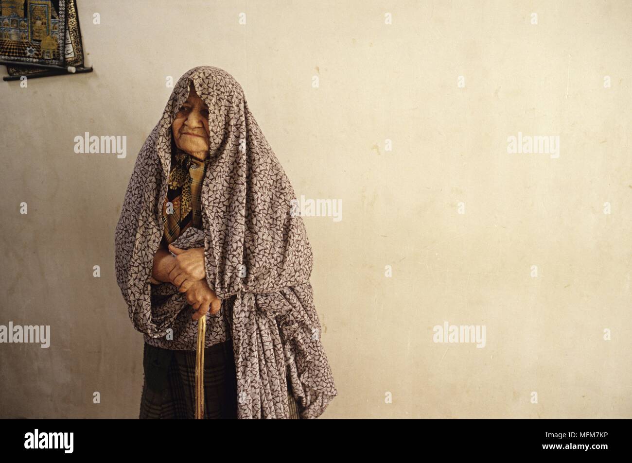 Village of Niasar, Iran, 94 year old woman weaver Date: 15.06.2006 Ref ...