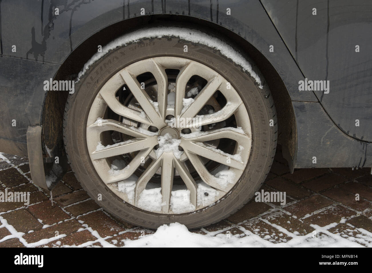 Snow on the wheel Stock Photo - Alamy