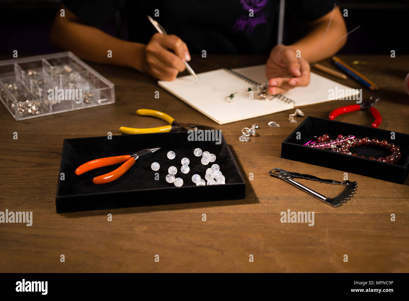 Female jeweler drawing sketch hi-res stock photography and images - Alamy