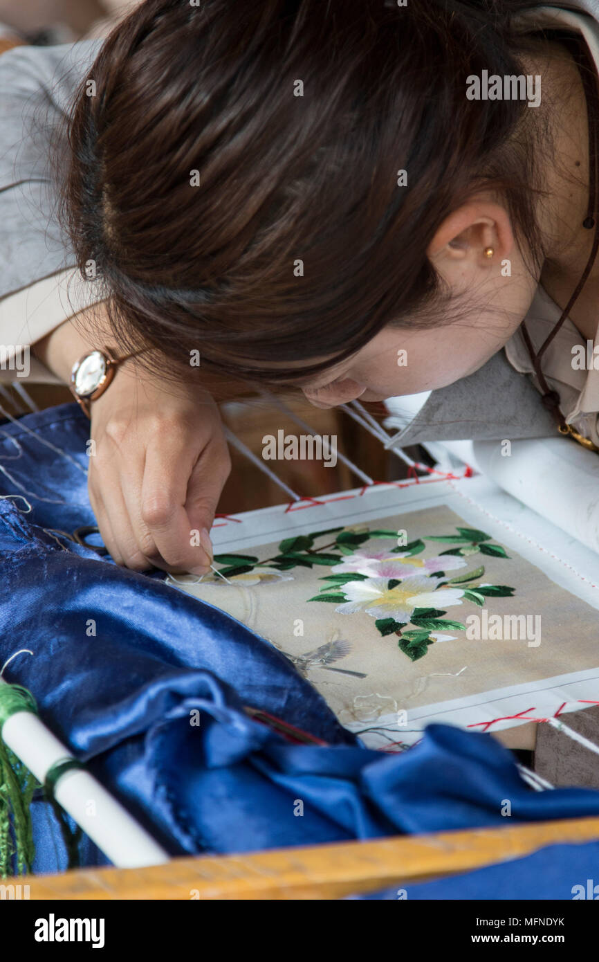 Chinese woman weaving fabric hi-res stock photography and images - Alamy