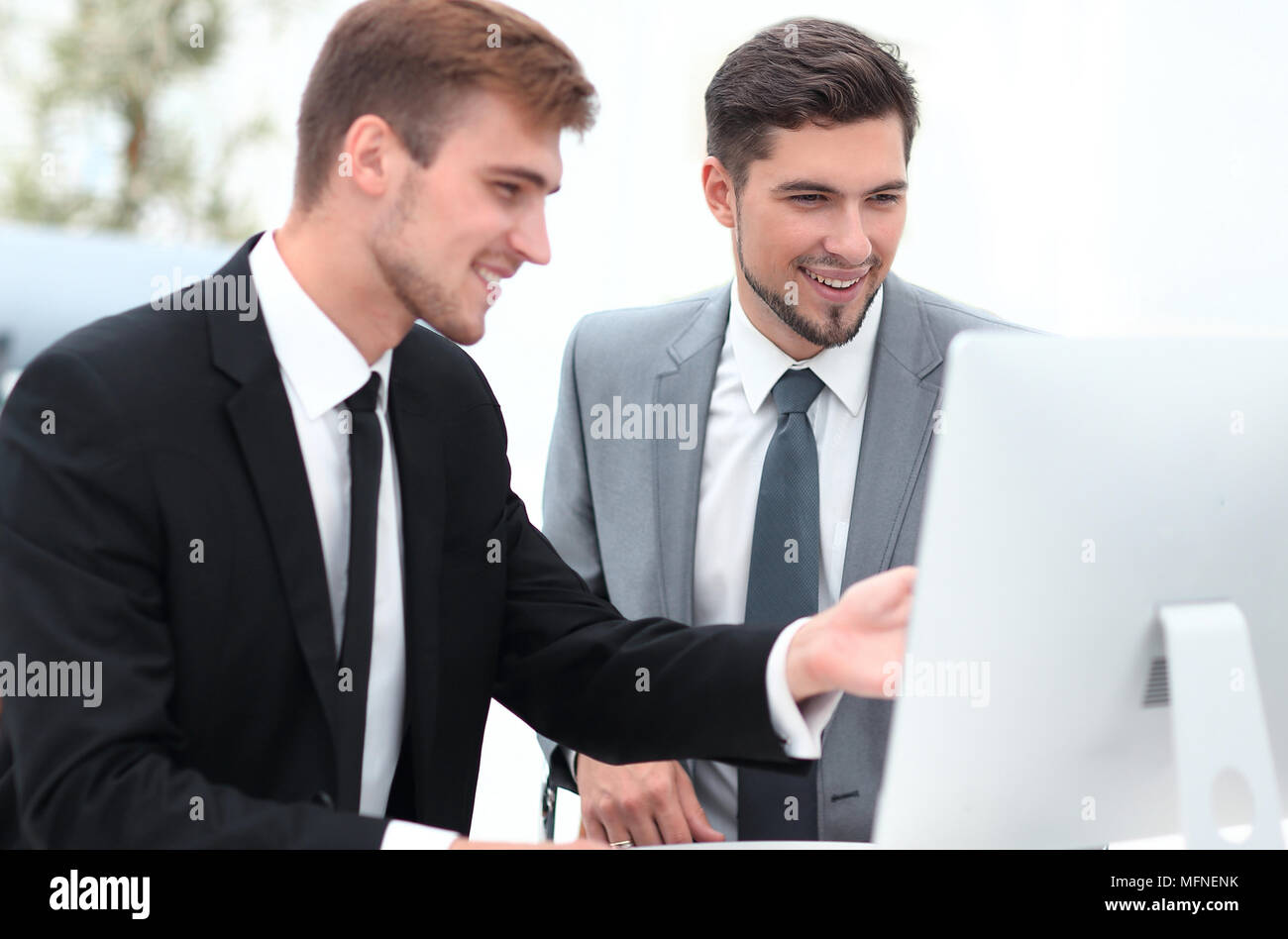 employees are talking sitting behind a Desk Stock Photo - Alamy