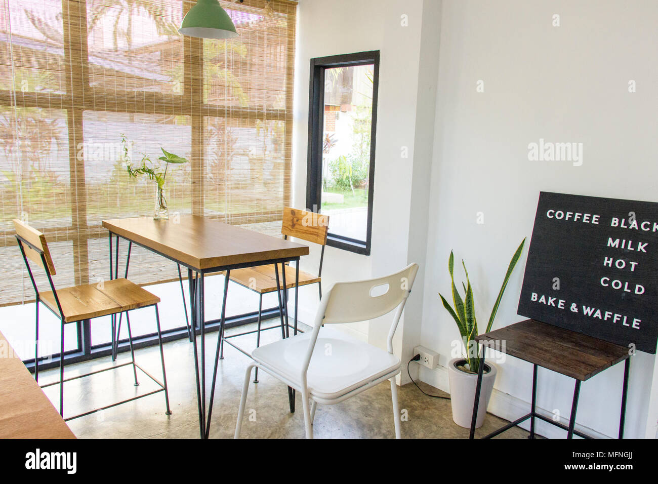 Empty table at the white room corner in coffee shop Stock Photo - Alamy
