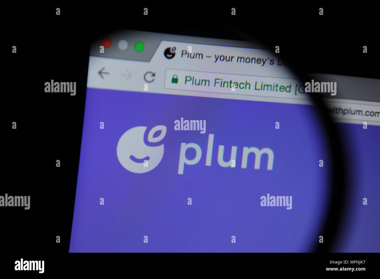 Plum website seen through a magnifying glass. Plum is an automatic savings app Stock Photo - Alamy