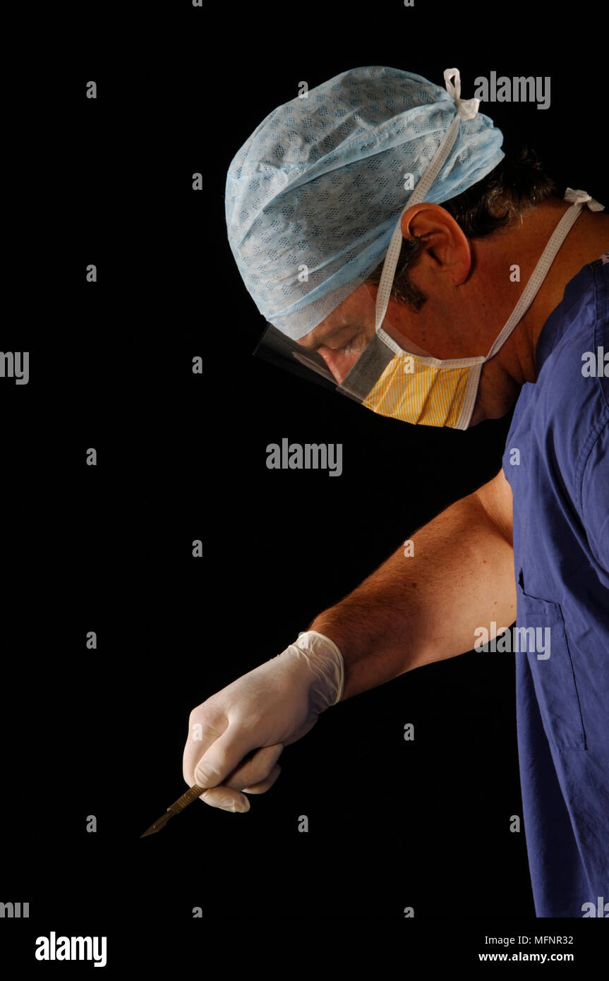 Surgeon cutting Ref: CRB425 10046 038 Compulsory Credit: Synercomm ...