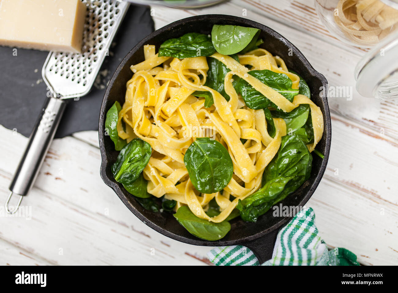 Spinach tagliatelle pasta Stock Photo - Alamy