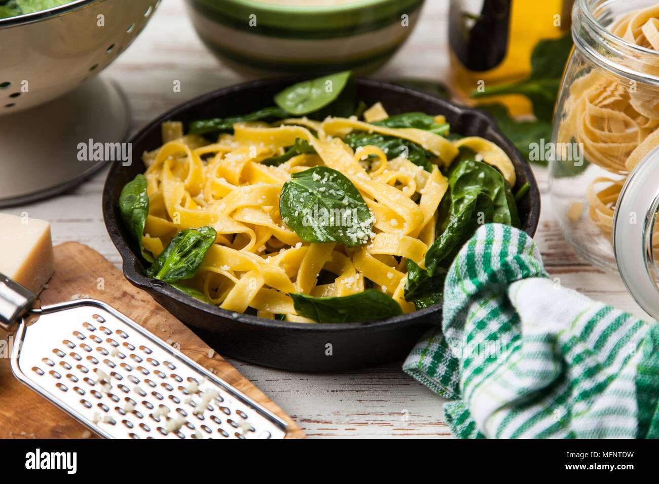 Spinach tagliatelle pasta Stock Photo - Alamy