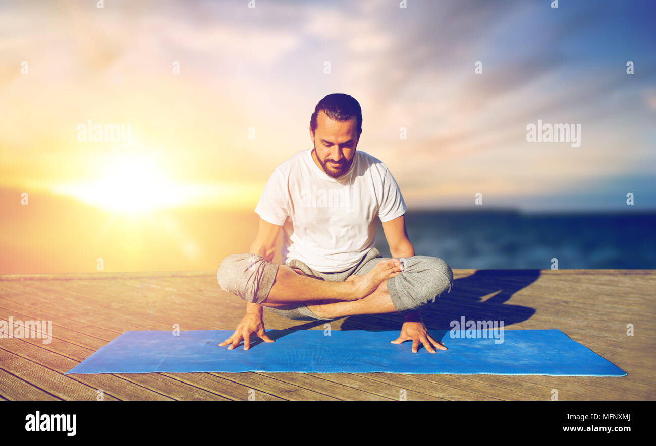man doing yoga scale pose outdoors Stock Photo - Alamy