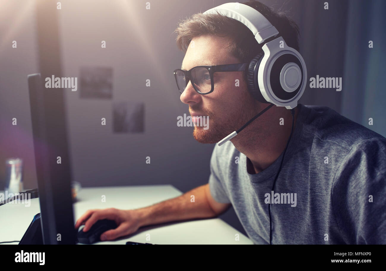 Man in headset playing computer hi-res stock photography and images - Alamy