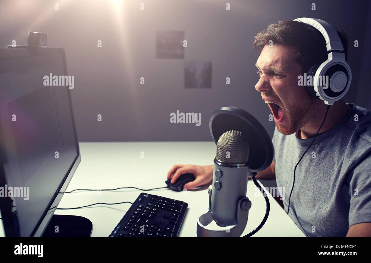 Man shouting mic hi-res stock photography and images - Alamy