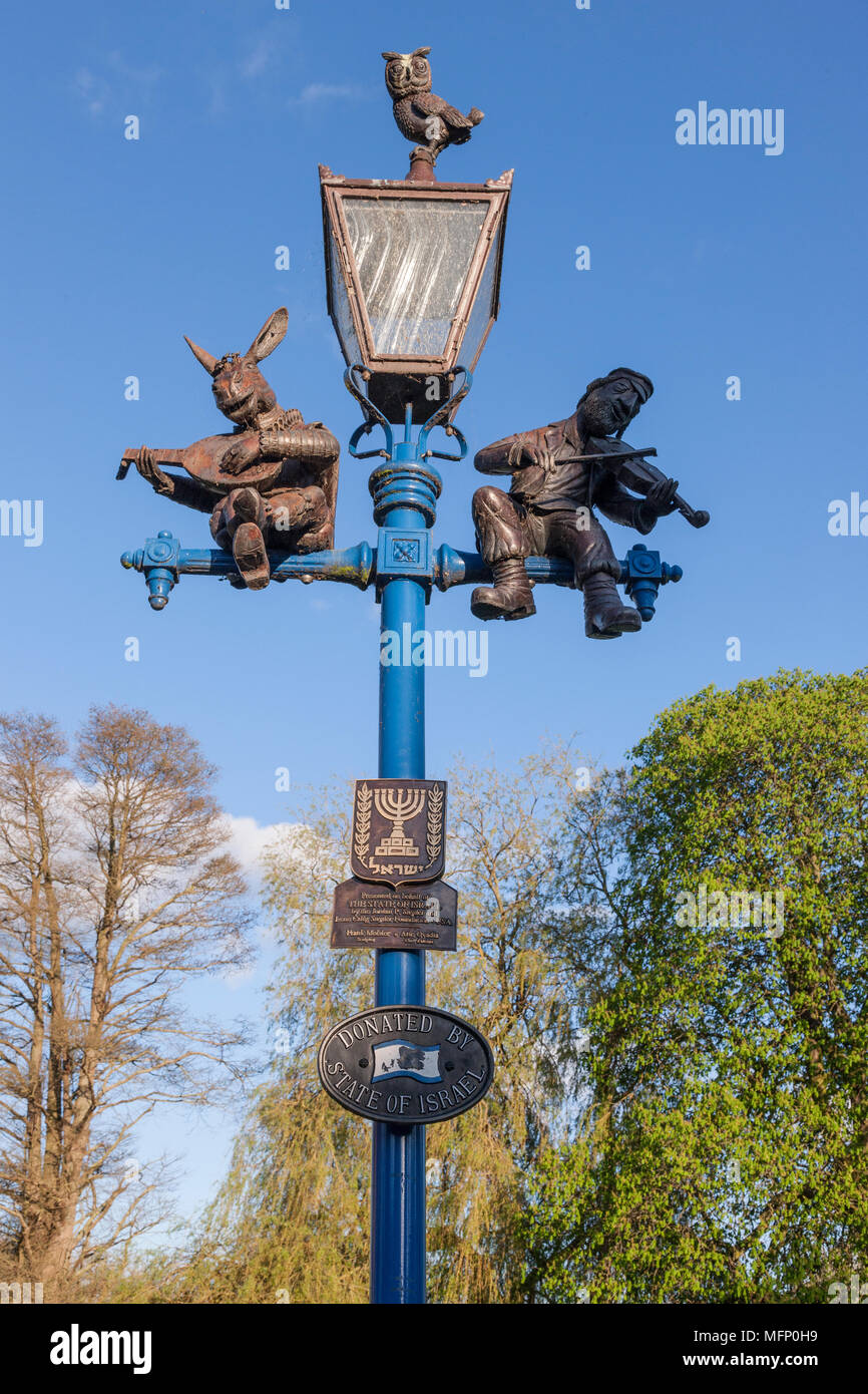 Cast iron lamp post hi-res stock photography and images - Alamy