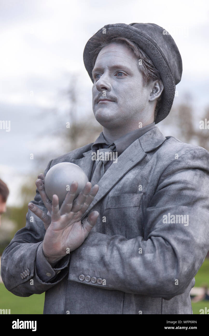 Silver living statue hi-res stock photography and images - Alamy