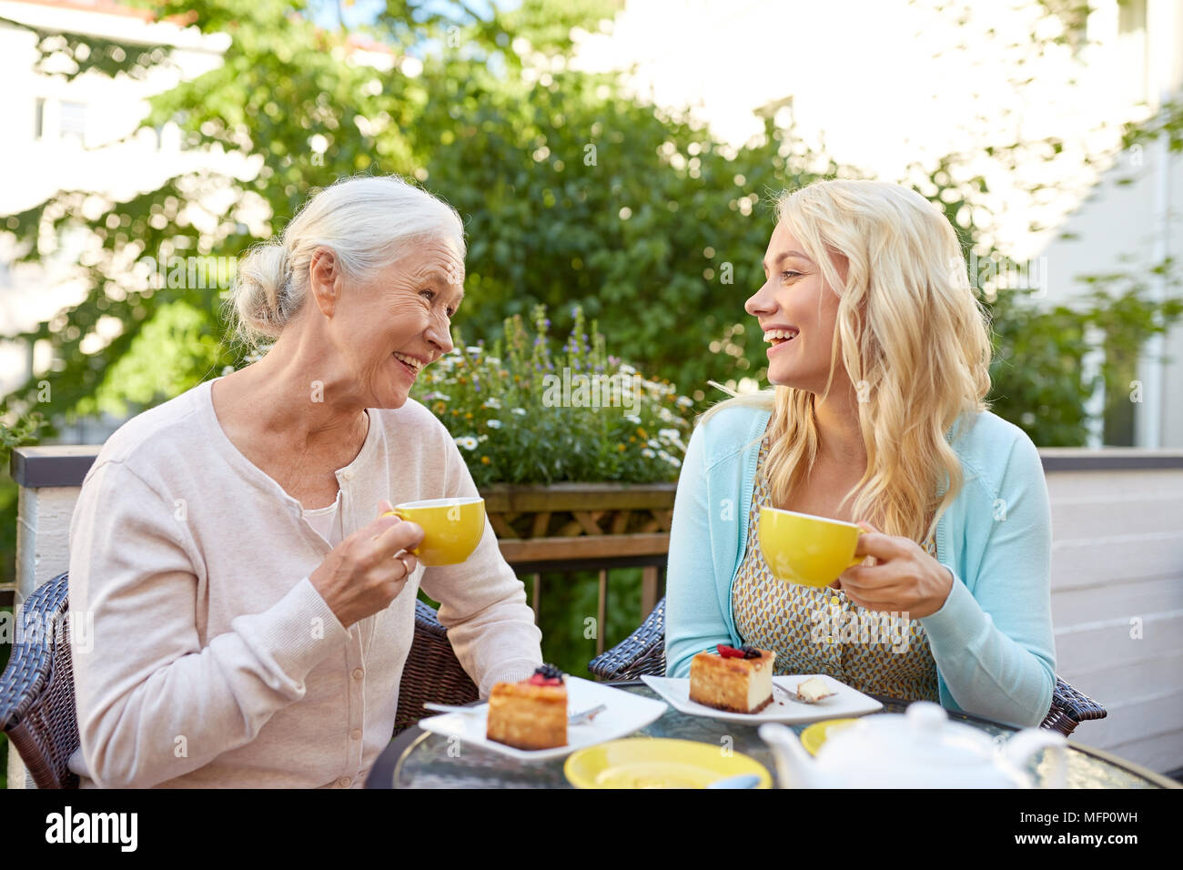 daughter with senior mother drinking tea at cafe Stock Photo - Alamy