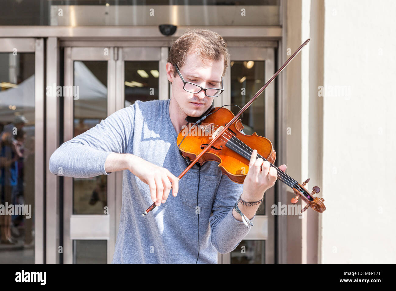 busker playing a violin in Stratford upon Avon, Warickshire, West ...