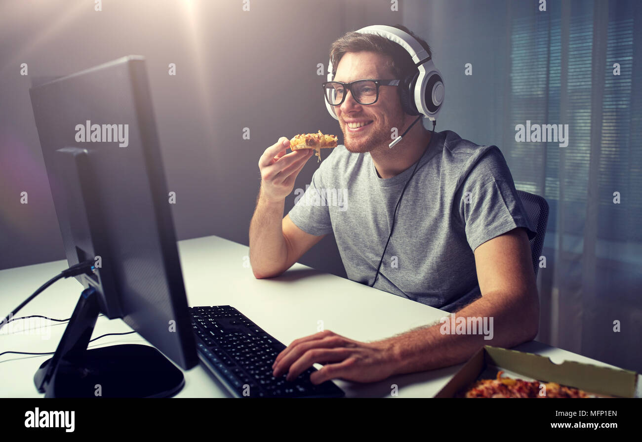Teen playing video game eating hi-res stock photography and images - Alamy