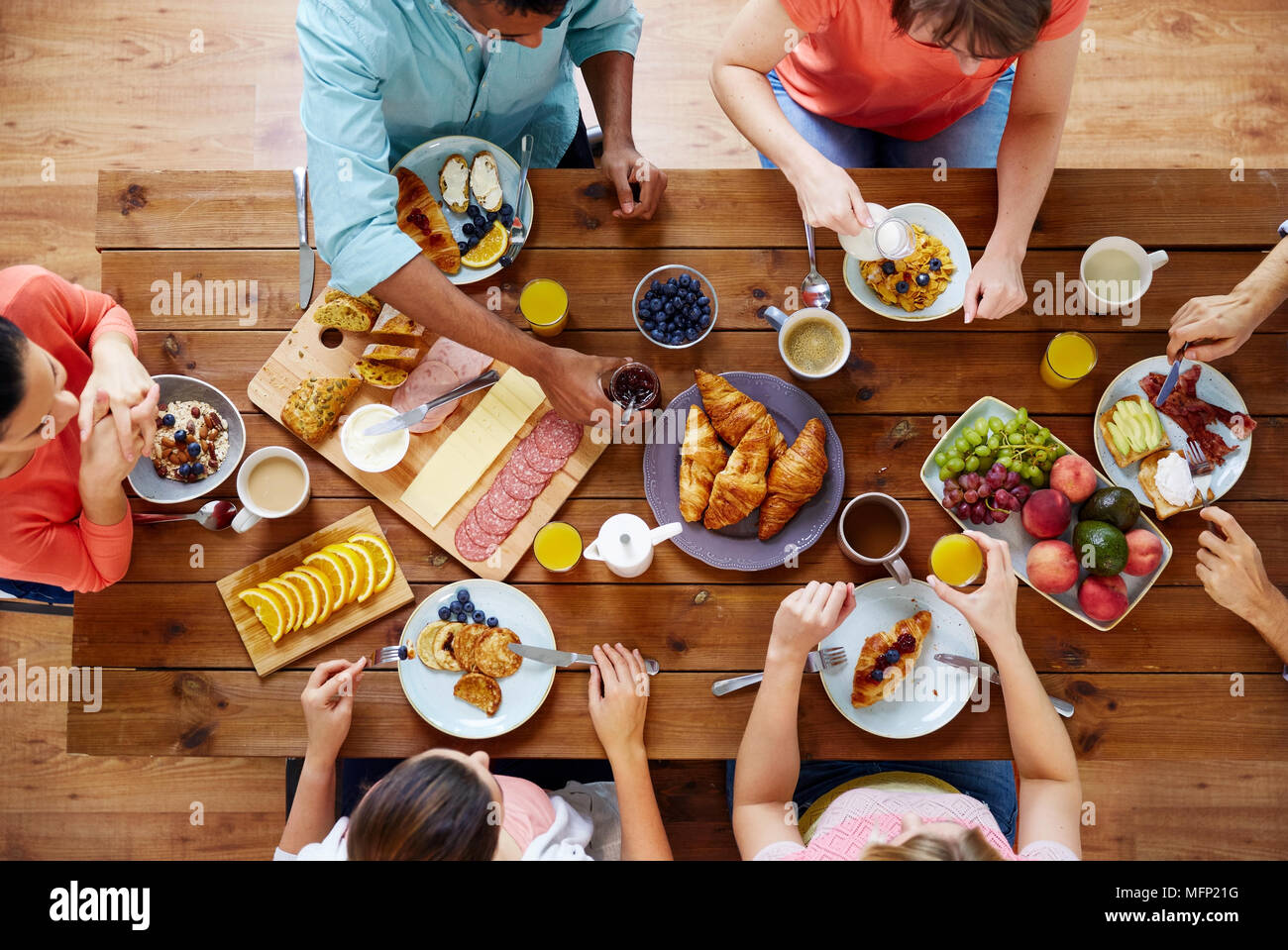Couple having lunch rustic hi-res stock photography and images - Alamy