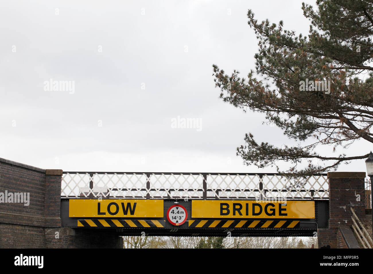 Low bridge sign hi-res stock photography and images - Alamy