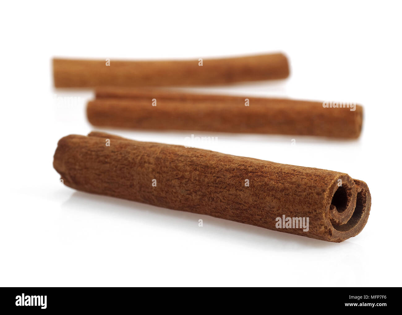 Cinnamon bark cinnamomum zeylanicum spice hi-res stock photography and ...