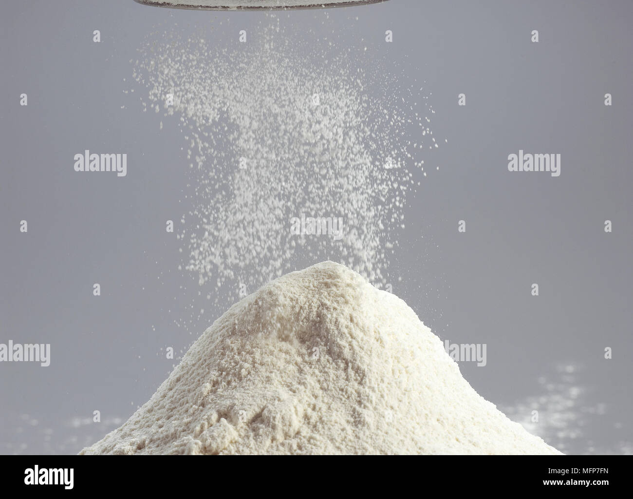 Sifted flour hi-res stock photography and images - Alamy