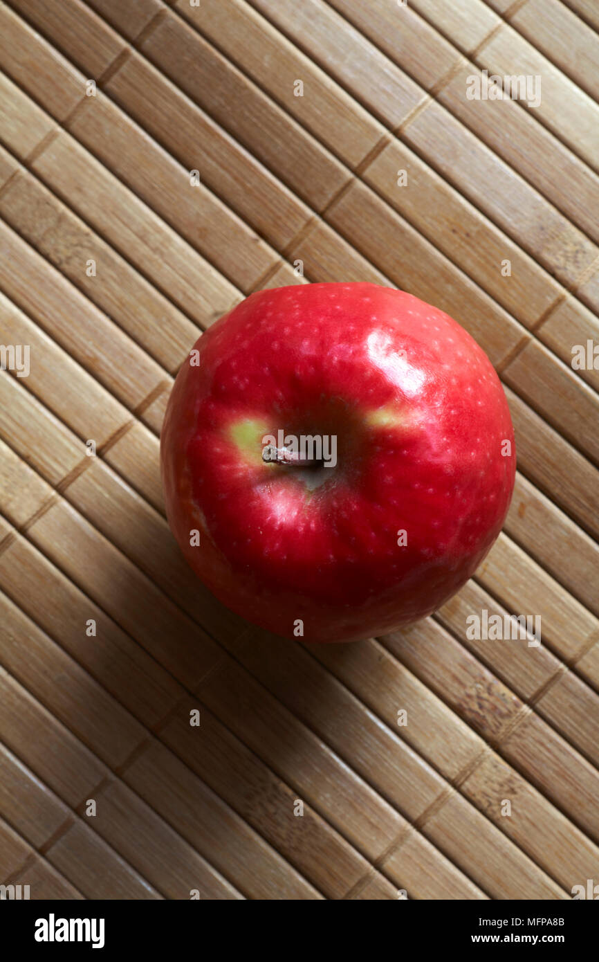 Shiny apple hi-res stock photography and images - Alamy