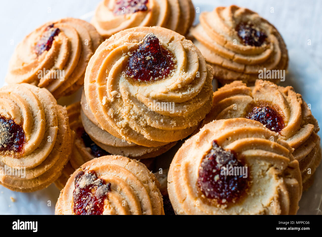 Jammie dodger biscuits hi-res stock photography and images - Alamy