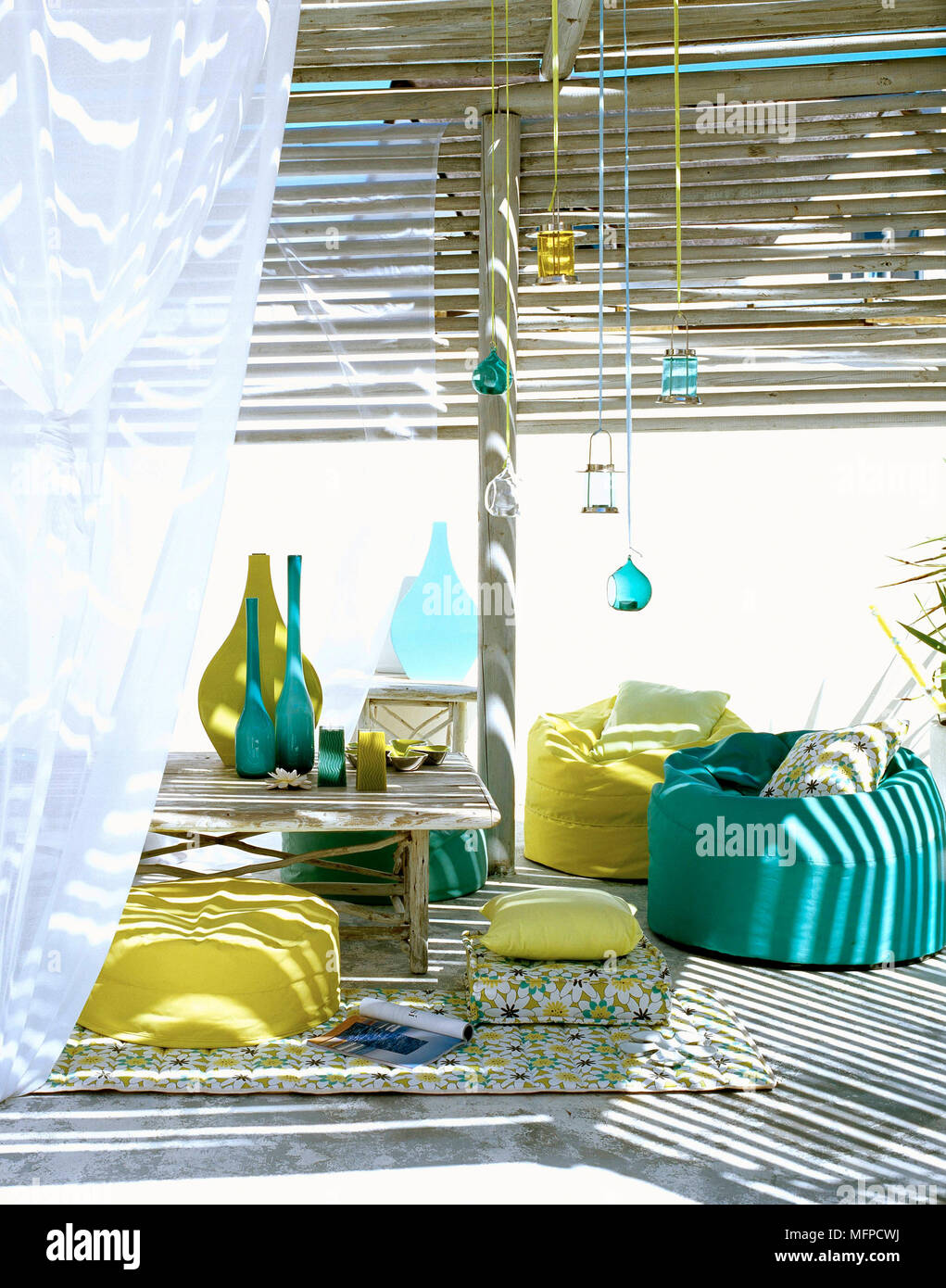 Informal seating hi-res stock photography and images - Alamy