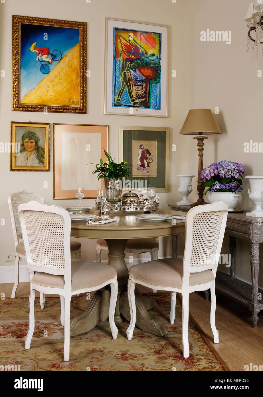 Circular dining table hi-res stock photography and images - Alamy