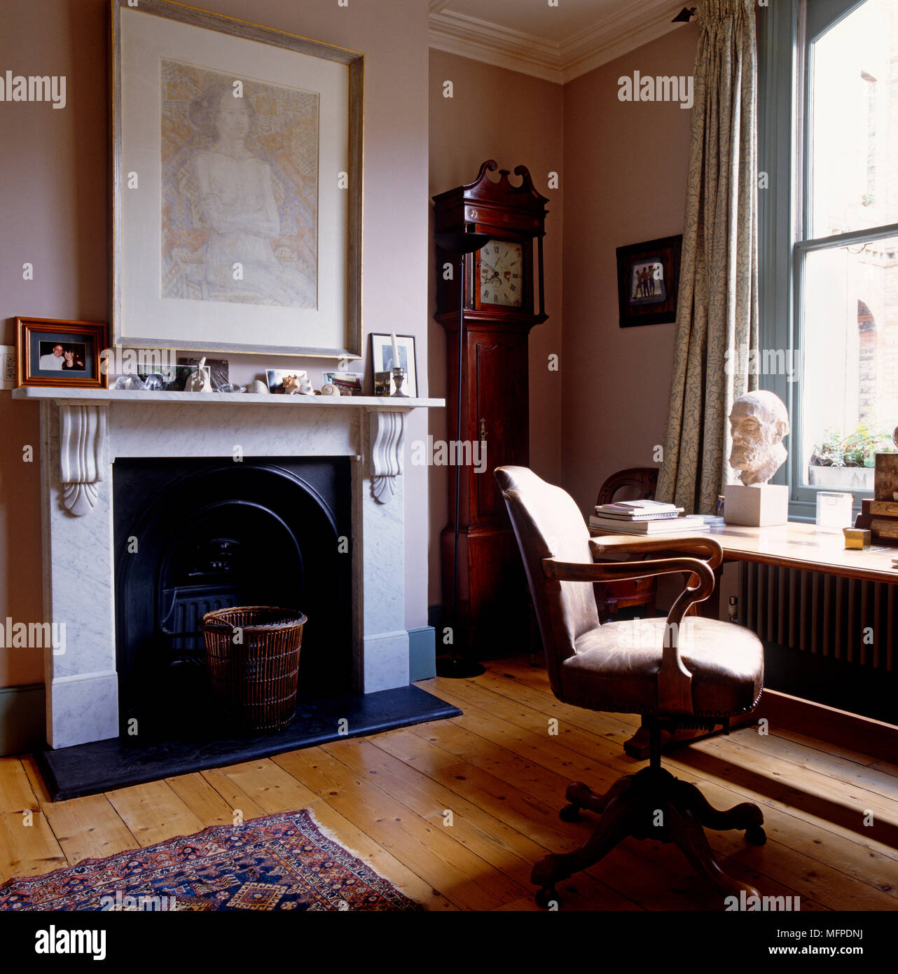 Chair desk fireplace fireplace hi-res stock photography and images - Alamy