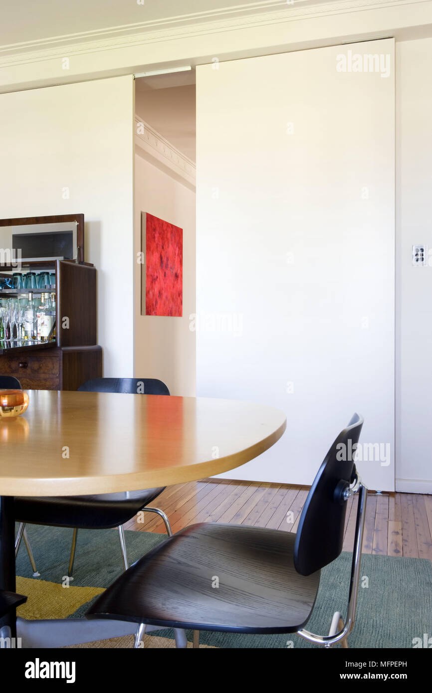 Sliding doors chairs hi-res stock photography and images - Alamy