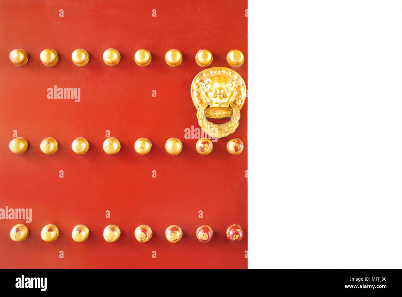 Red chinese gate hi-res stock photography and images - Alamy