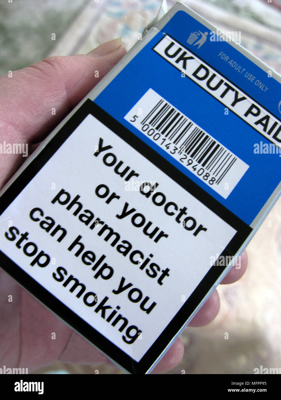 Health warning on cigarette packet hi-res stock photography and images ...