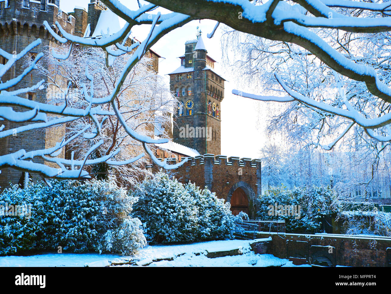 Wales cardiff castle snow hi-res stock photography and images - Alamy
