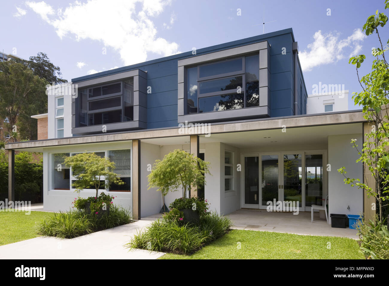 Exterior of modern house Stock Photo - Alamy